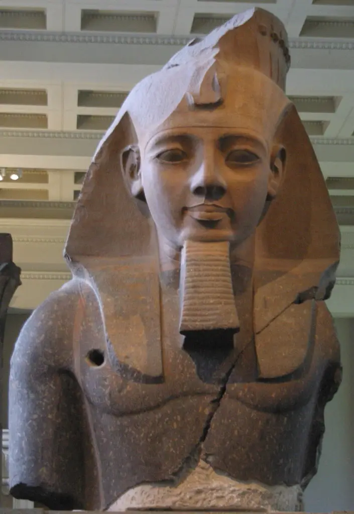 File:Egypt-statue.jpg - New World Encyclopedia