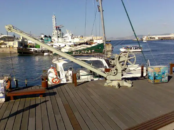 Crane (machine) - New World Encyclopedia